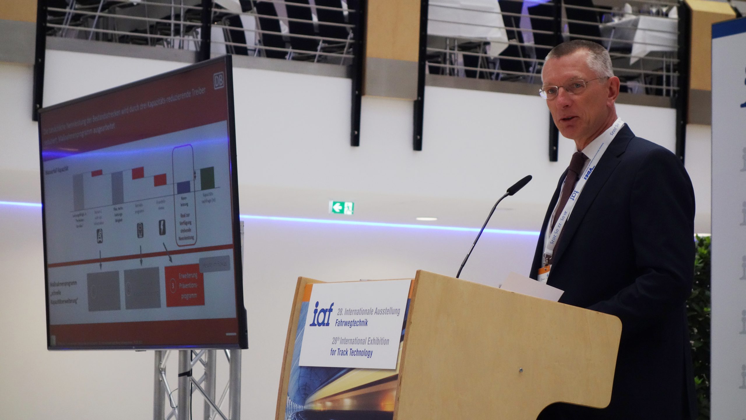 28. iaf: Moderne Technik für effektiven Gleisbau - CARGO JOURNAL